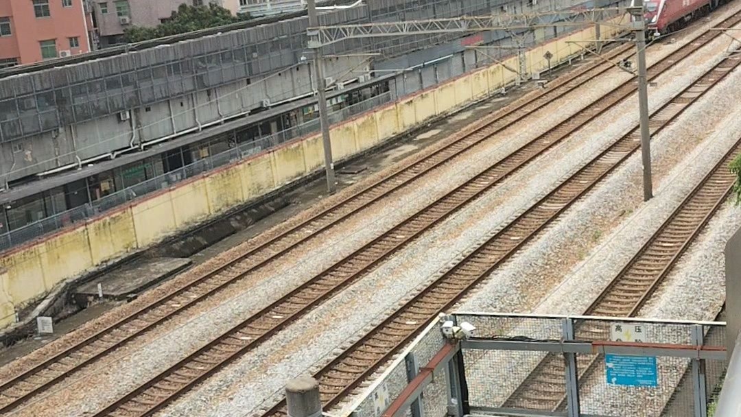 南通开往深圳东的K94次列车,从深圳东站牵引到停车区