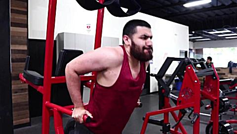 双杠臂屈伸到底是练胸的, 还是练手臂? 其实稍微变换姿势, 就可以练到...