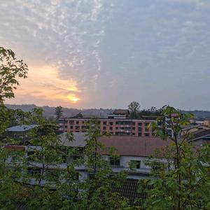 生活在湖边 