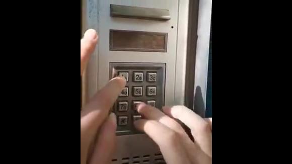 密码锁都能按出歌来,这开个门也是太复杂了,谁记得住啊