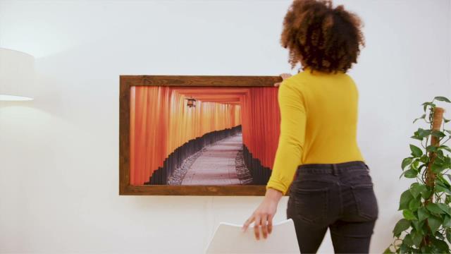 不占空间的折叠办公桌,平时是一幅画,打开里面是两块显示屏