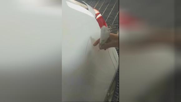 划痕漏底漆了怎么办,喷了还可惜,教你一招