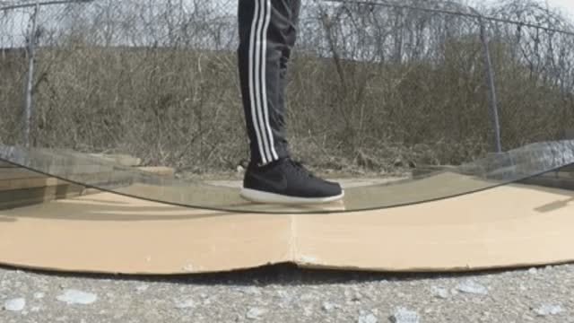 颠覆你的认知!玻璃能弯到什么程度?