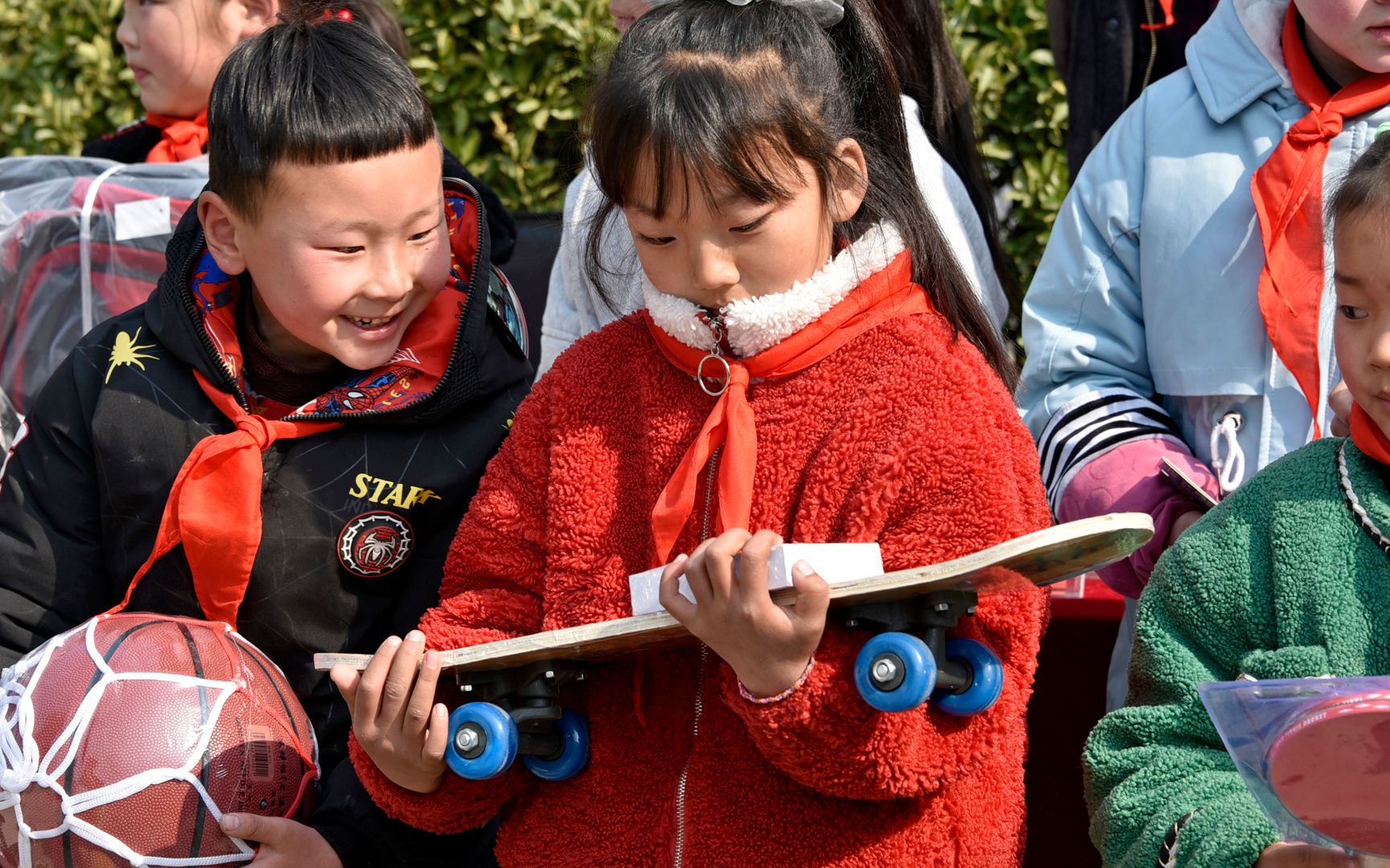 走进山村小学,捐赠文体器材后,发现孩子们太缺乏这方面的教育