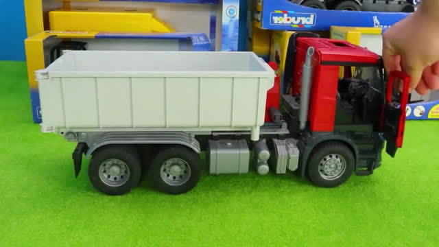 玩具车动画:拖拉机,翻斗车和救护车