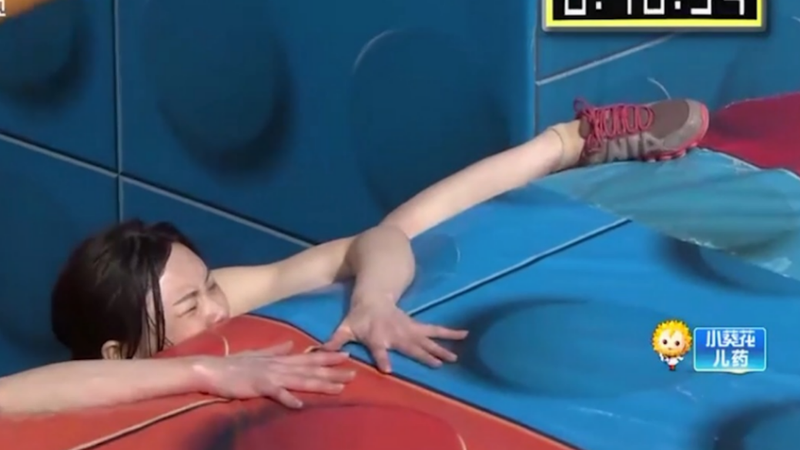 背心美女被卡在半空,姿势惊人,摄影师都不敢上前帮忙丨男生女生