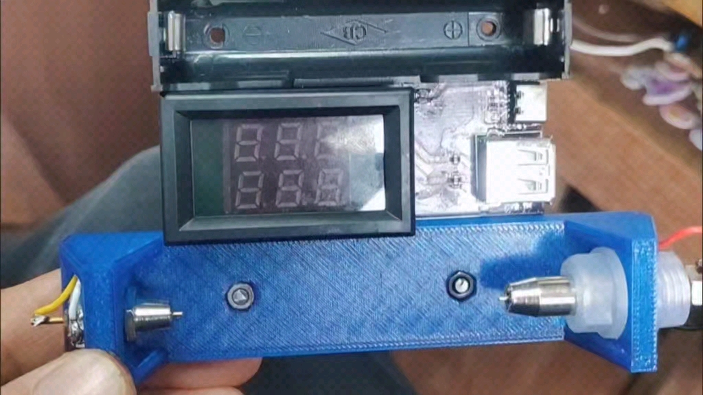 低成本的DIY电池内阻仪,重新组装后差点当成鸡肋扔了,幸好改了下和...