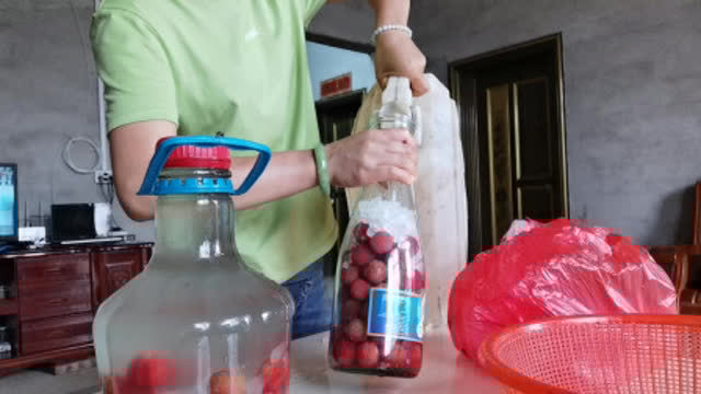 吃杨梅的季节到了,别忘了泡制杨梅酒,喝杨梅酒的好处你知道吗!