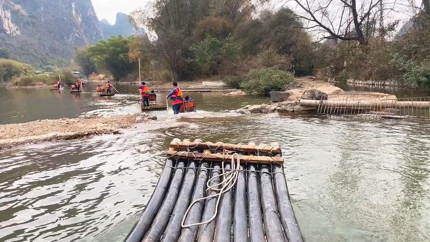 #山清水秀好风光 #让我们荡起双桨 手摇竹筏,风景非常好