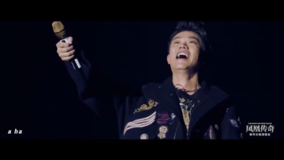 凤凰传奇与听众互动演绎两首歌