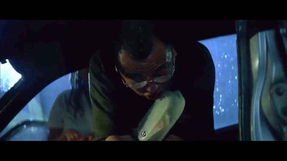 医生抢救病人,还顺便在车祸现场卖饮料口香糖,真会赚