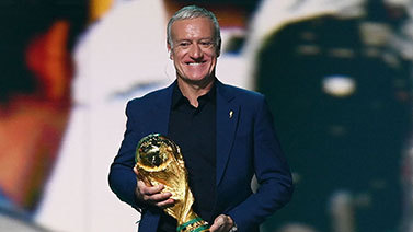 [国际足球]世界杯抽签仪式 德尚归还“大力神杯”