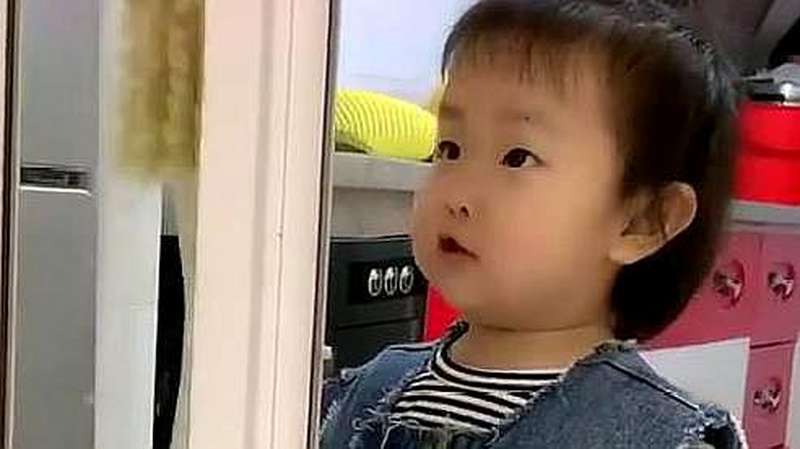 暖宝帮忙做家务,劳动力满分,网友:好可爱的小姑娘