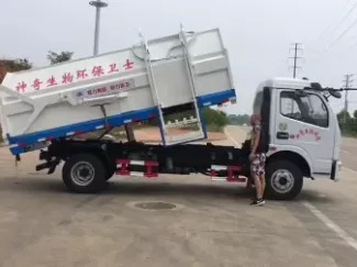 挂桶垃圾车操作视频