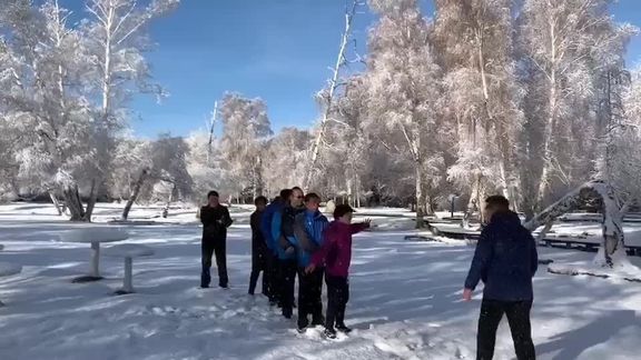 平均年龄六十岁的六个老人,和两个女婿在新疆玩的不亦乐乎,孝不在钱...