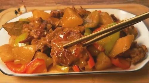 排骨别再红烧了,教您土豆炖排骨做法,入口酥烂,满嘴留香