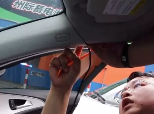奥迪隐藏式记录仪安装