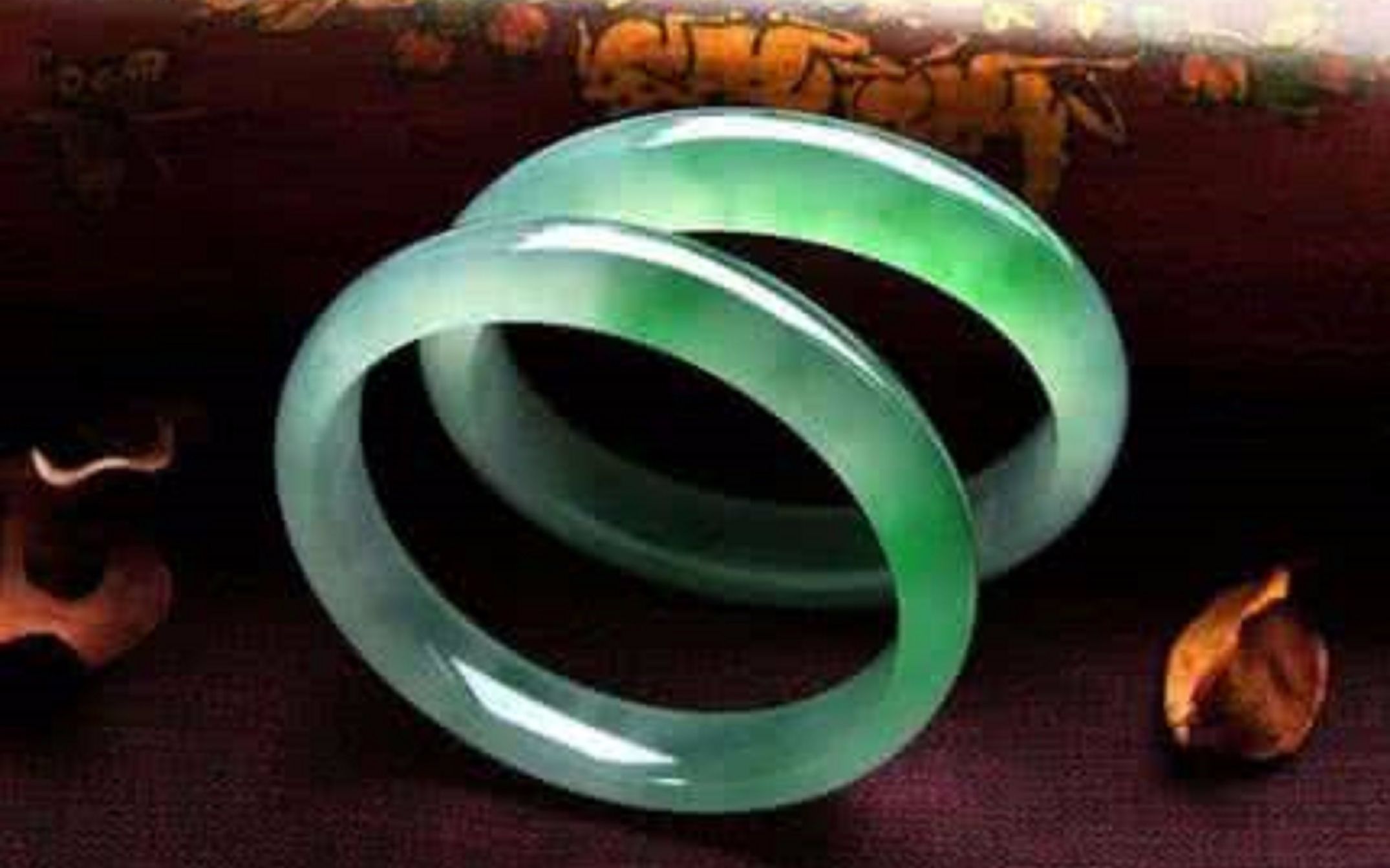 赌石现场:女子坚持赌下这块“翡翠原石”切开后,众人都沉默了!