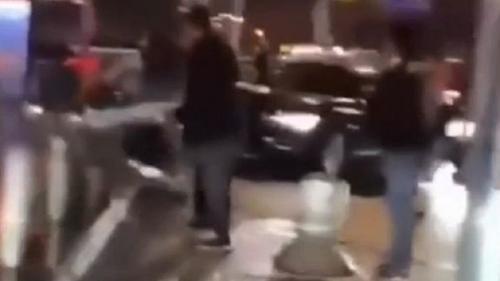 突发!福州一轿车失控撞电车致1人死亡,肇事司机猝死,现场曝光