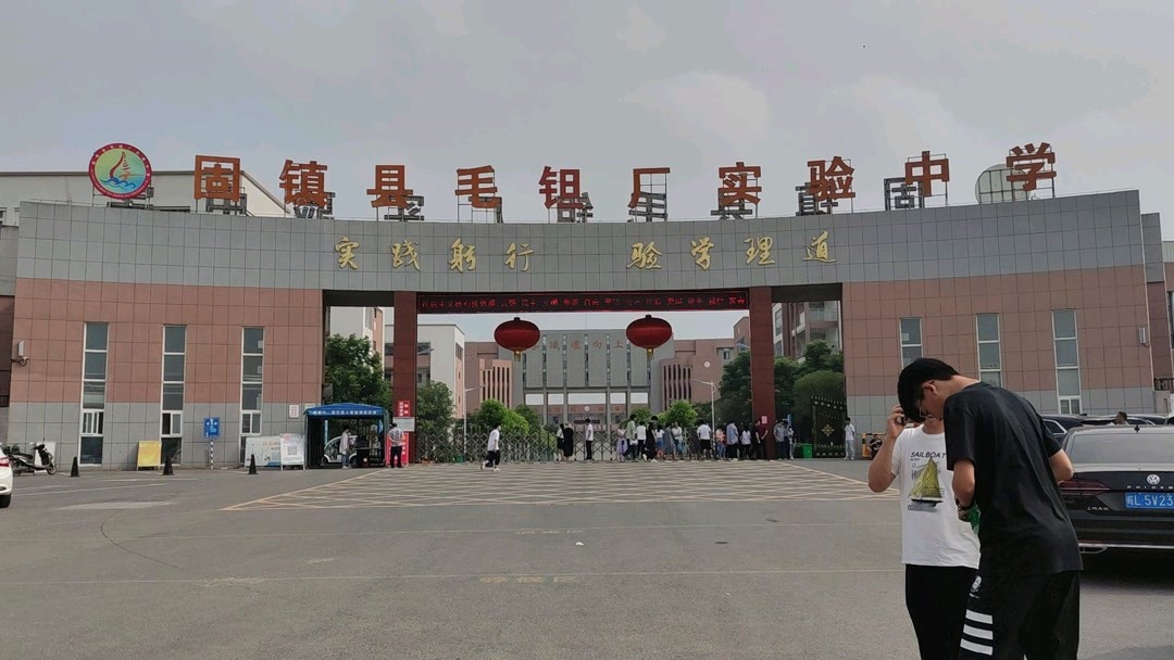 好多学生来领初中毕业证了