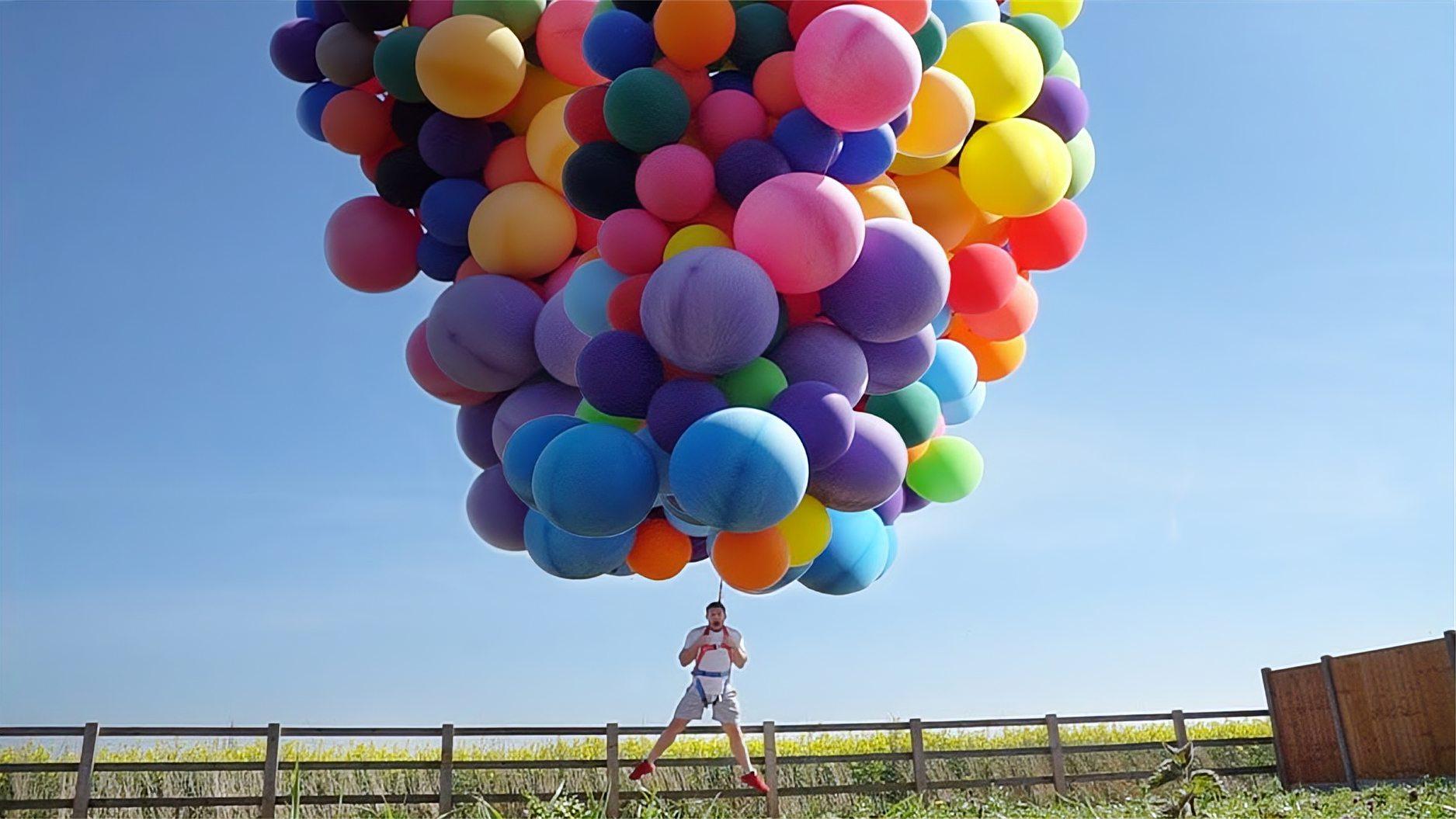 氦气的浮力有多大?小哥将5000美元氦气球绑在身上,场面太震撼!