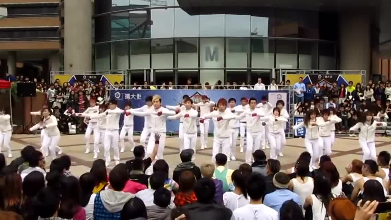 香港大学生街头跳整齐酷炫的舞蹈,这舞技不输韩国舞团!