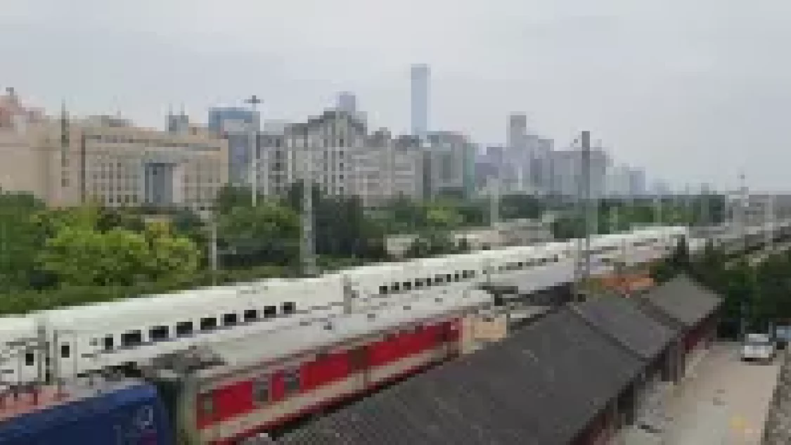 济局济段HXD3C牵引K102次列车(温州-北京)抵达北京站,交汇D37次(...