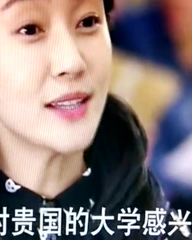 美女学霸办理出国签证,国外签证官有意刁难,她这样霸气回答