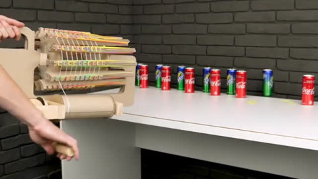 用纸板制作出可以装填百发子弹的玩具枪,发出.