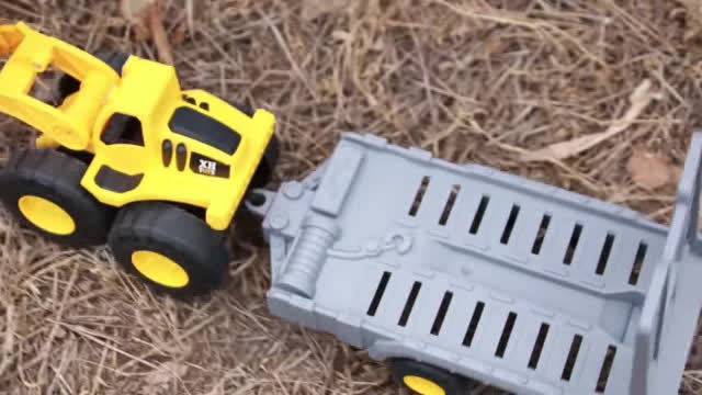 挖掘机、消防车、装载车模拟交通事故拯救意外落入深坑的小汽