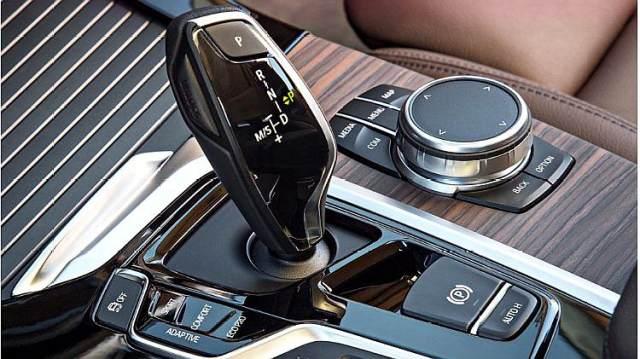 自动挡汽车直接从P档拉到D档,会不会伤车?老司机:还用说吗?