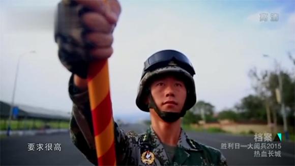 带你了解:阅兵中的旗手都是怎样训练的,太震撼了