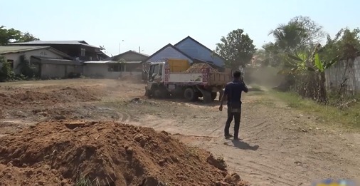 这些小型翻斗车虽然拉的不多,但是它们队伍庞大