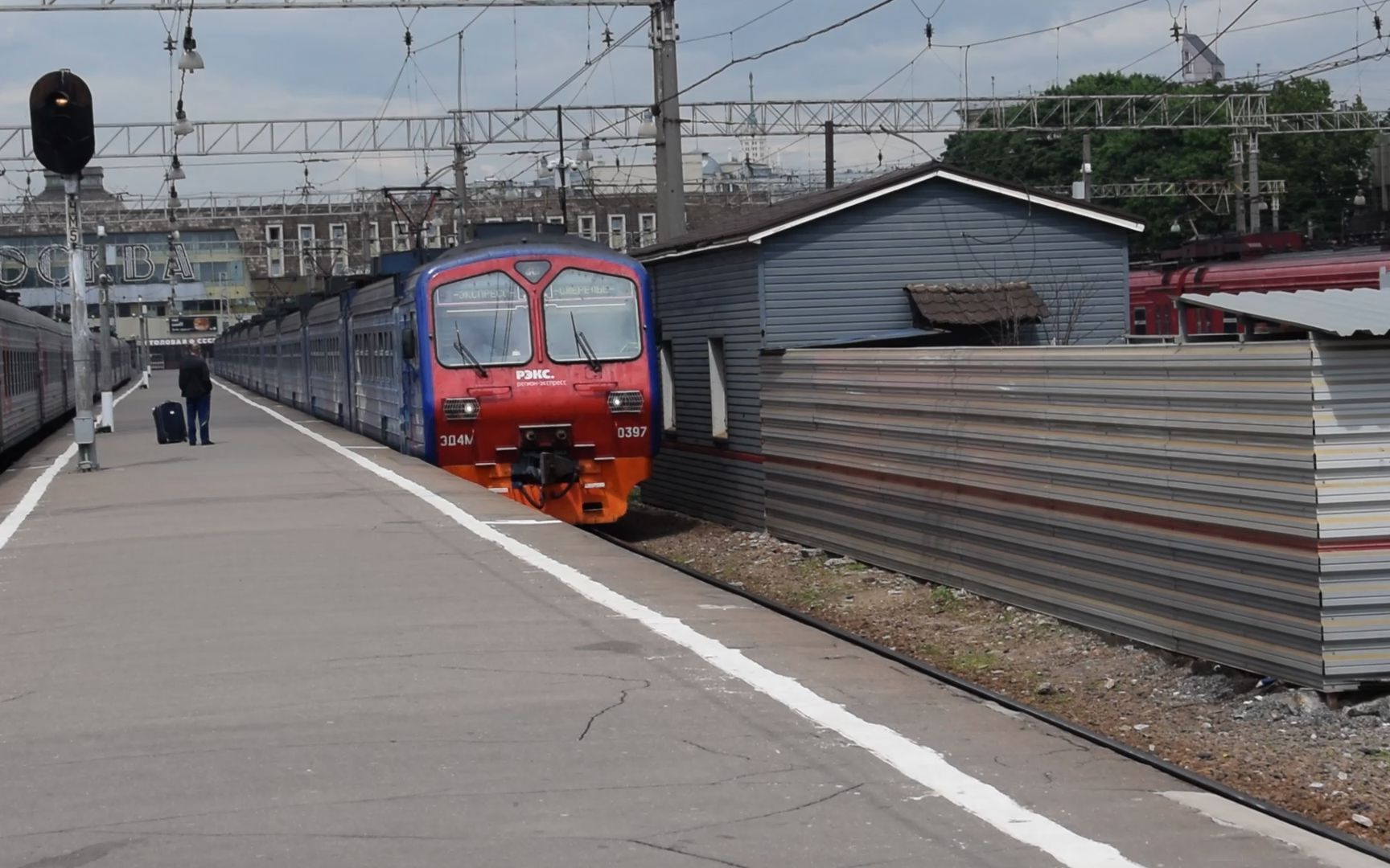 俄铁改门ED4M型动车组彩绘车出莫斯科帕维列茨火车站