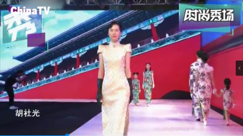 女模特身材苗条,上演复古旗袍秀