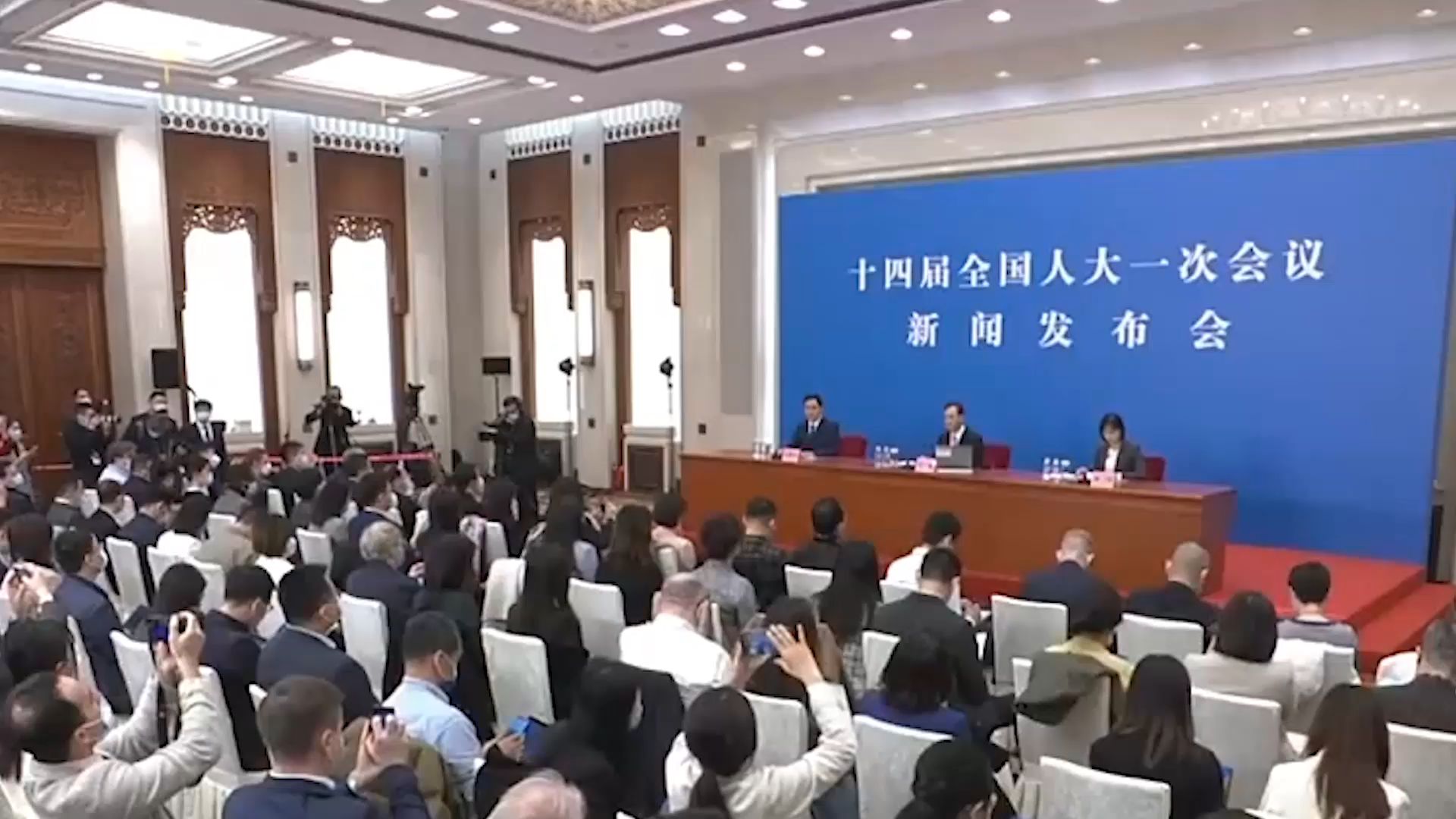 全国人大新任大会发言人王超亮相 曾任外交部副部长