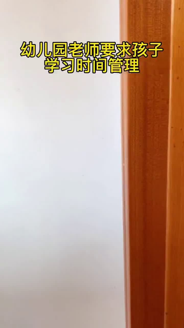 给快要上大班的儿子准备了这个小日历,认识时间钟表的同时还能学习...