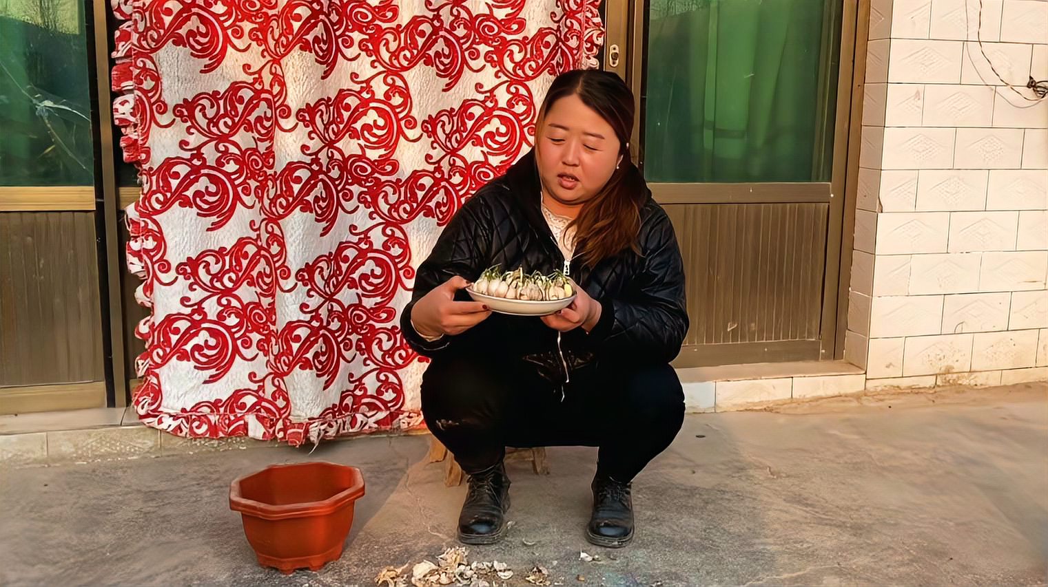 蒜苗太贵不用买,只需一个盘子自己种,不用土不施肥比买的好吃