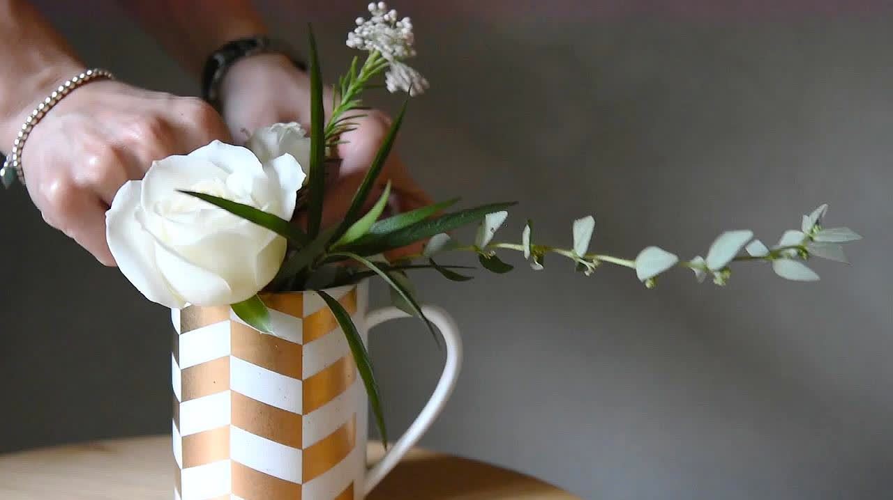 零基础插花教学,在家用马克杯和钢丝球就可以,环保又美观