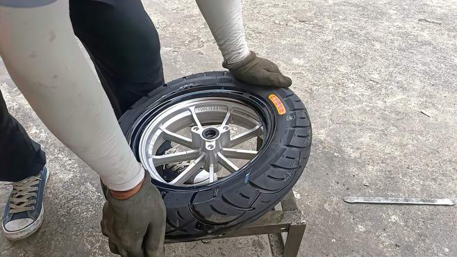 电动车更换轮胎没有想象那么难,师傅只用2分钟就安装好