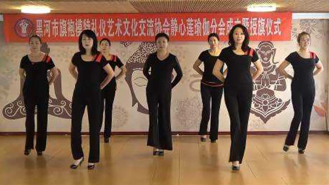 黑河市旗袍协会会员模特走秀《可爱的一朵玫瑰花》