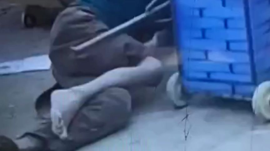 可怜的残疾人为了生活,在大集上乞讨,看了好心酸