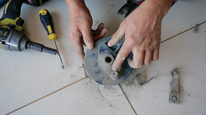 电动车刹车卡死不复位怎么维修?教你一招,在家用自来水就能修好