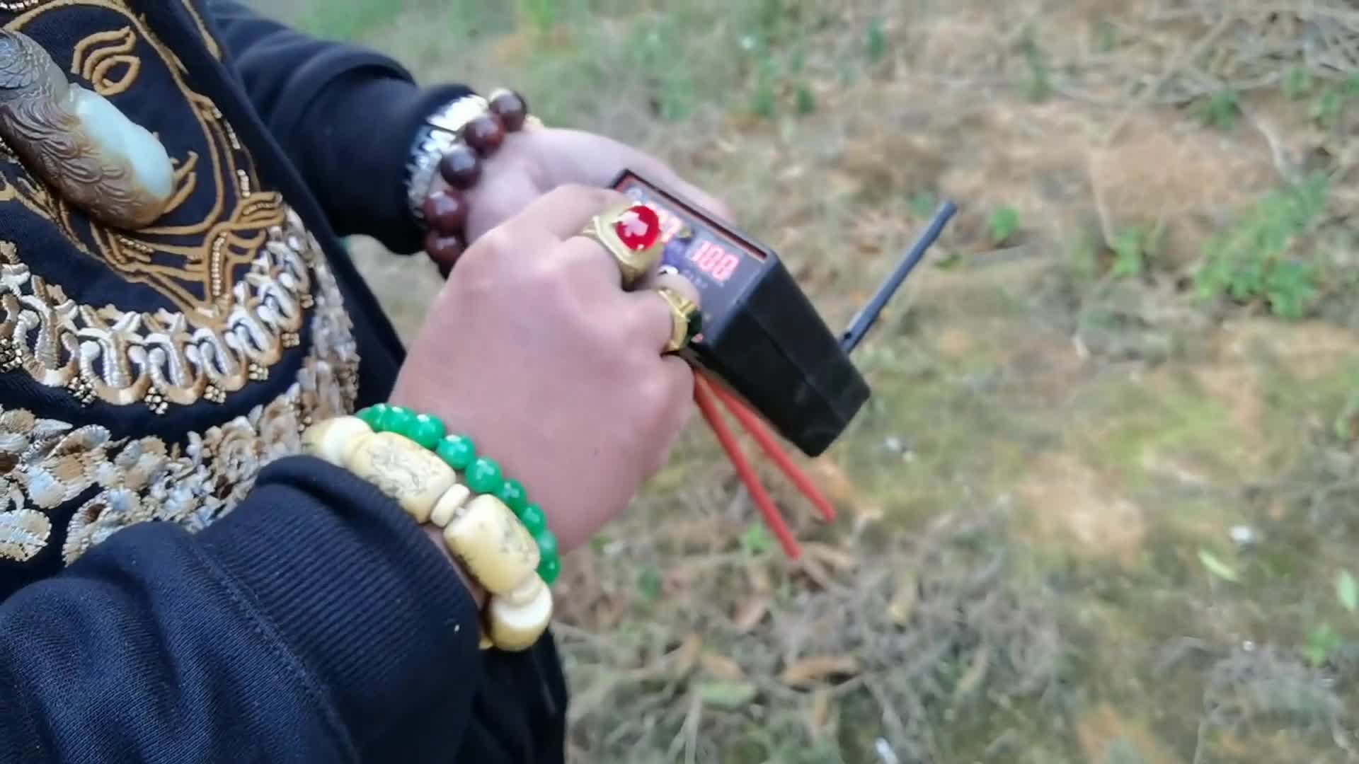 探宝达人使用遥感金属探测器轻松地下宝藏