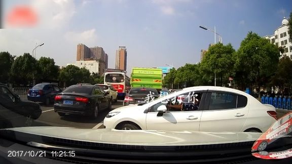 行车记录仪记录下的5幕场景,是不是该加以反思