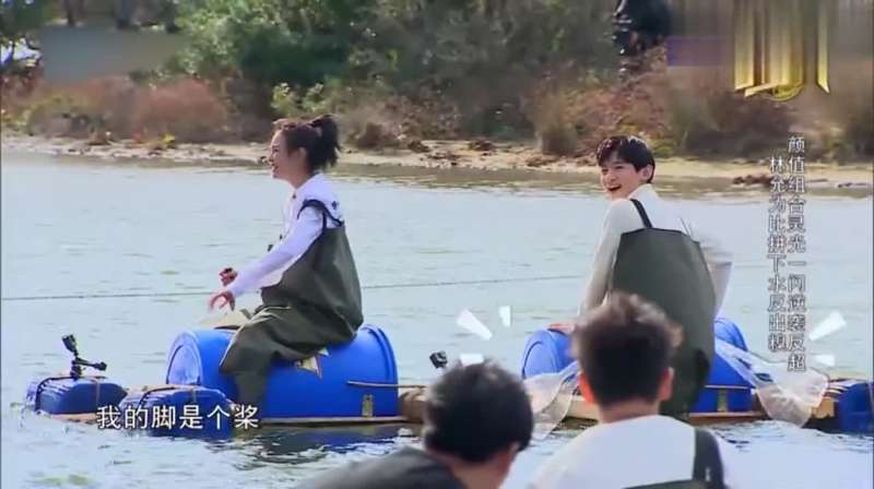 白敬亭用脚划桨,林允忍不住要模仿,下一秒笑惨了!