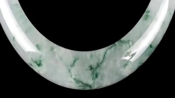 男子带翡翠镯子来鉴定,专家 像这么盲目的举止不好!超清