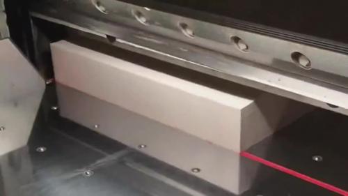 车间传统工艺制作书本,把四边切齐需要技术,需要工人高超的手艺