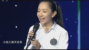 美女深情演唱《让我们荡起双桨》童年的回忆瞬间被唤起 经典好听