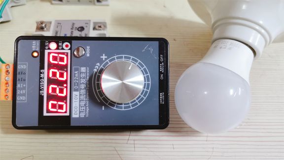 把电池引出来两根线,接在继电器上,就能接亮灯泡,真是大开眼界